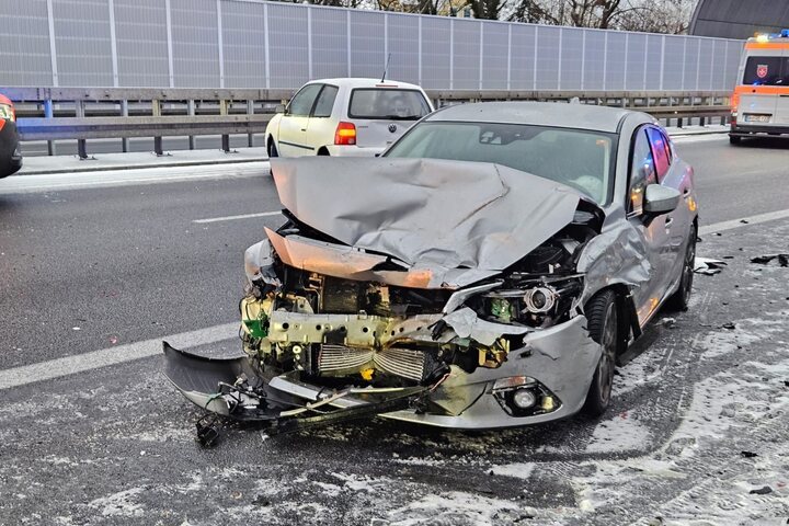 Unfall A96: Rutschpartie durch Blitzeis - Unfallserie mit 13 Fahrzeugen ...