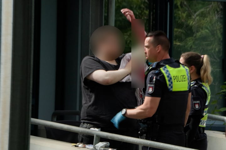 Blutiger Streit in Hamburg! Mann und Frau durch Messer verletzt