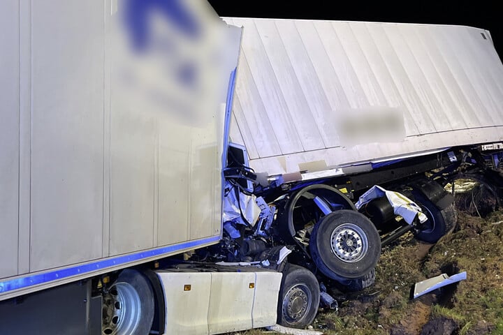 Lkw kracht auf A38 in Stauende bei Nordhausen - Drei Menschen verletzt - zwei davon schwer