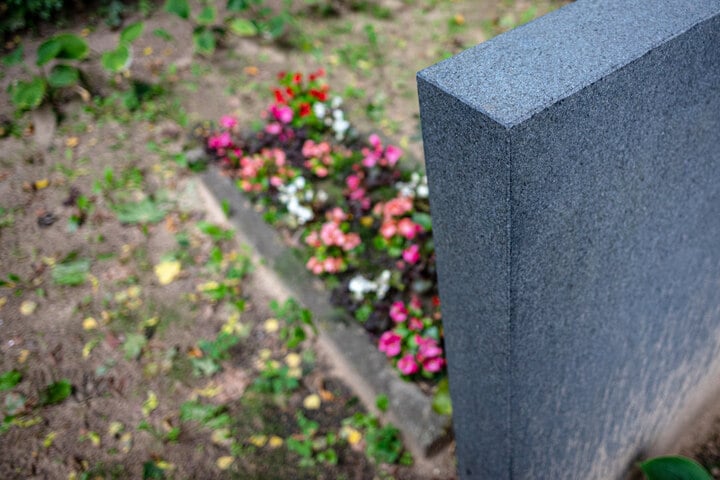 München: Rund 1000 QR-Codes auf Gräber geklebt! Jetzt steht fest, wer ...