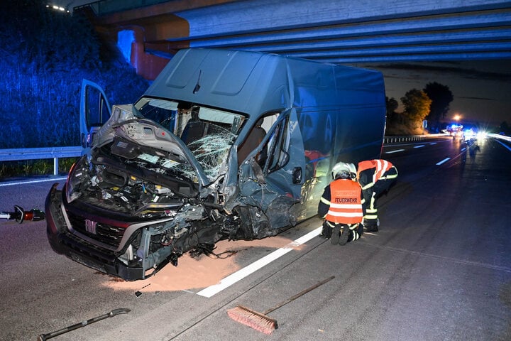 Geisterfahrer kracht auf A14 in Transporter: Mann (52) bei Unfall schwer verletzt