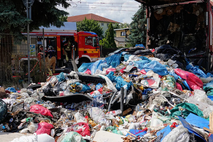 Brand im Müllauto in Dresden: Feuerwehr löscht riesigen Abfallberg!