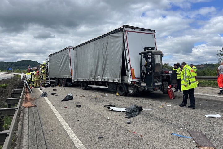 Unfall A38: A38 fast 12 Stunden gesperrt - Lkw-Fahrer stirbt nach Horror-Crash