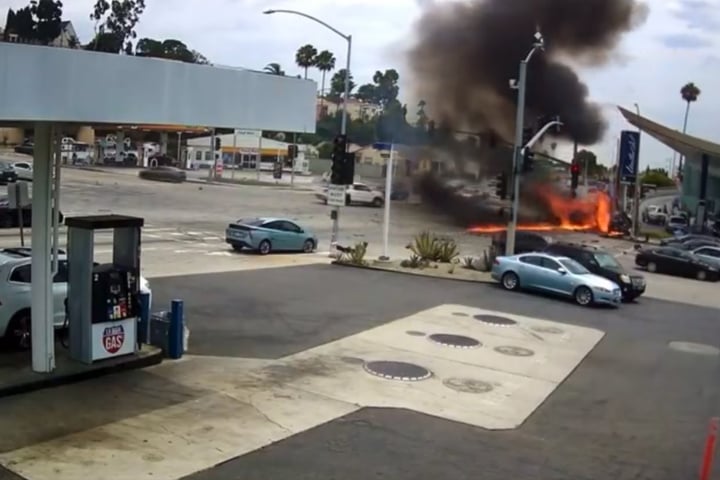 Fatal high speed car crash in LA "looks like a war zone"