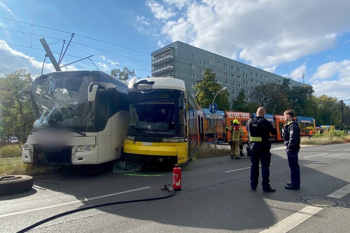 Unfall zwischen Straßenbahn und Reisebus in Berlin – Sperrung wieder aufgehoben!