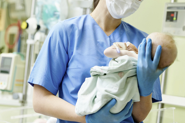 Nabelschnur zu kurz! Neugeborenes Baby fällt im Kreißsaal vom Tisch