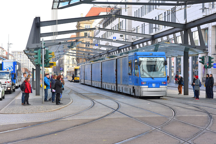 Jahrzehnte prägten Straßenbahnzüge das Dresdner Stadtbild: Hier fährt ...