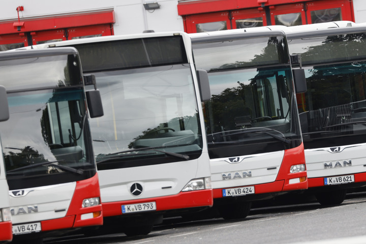 Unfall mit Linienbus in Köln: Acht Kinder verletzt - Mädchen (4) mit ...