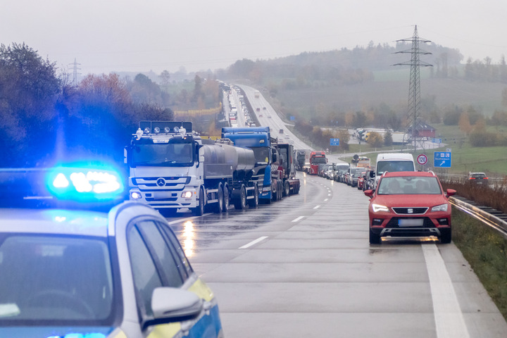 Stau auf A72 im Erzgebirge: Laster geht in Flammen auf!