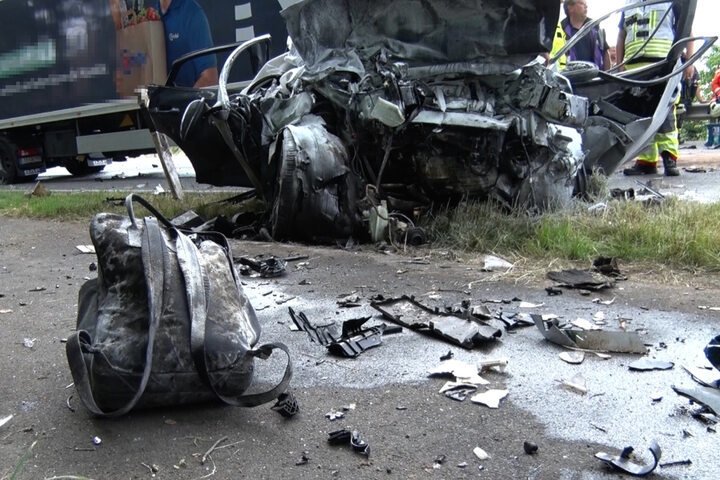 Unfall auf B68: Fahranfängerin will Laster in Kurve überholen und stirbt