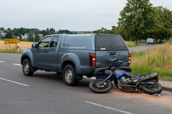 Heftiger Auffahrunfall in Mittelsachsen: Biker prallt auf Pick-up