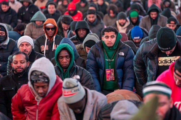 Muslims gather to pray in NYC's Times Square as Ramadan begins