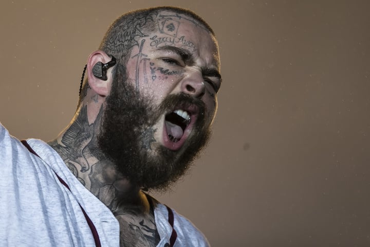 Heftiger Unfall beim Konzert: Post Melone kracht in die Bühne