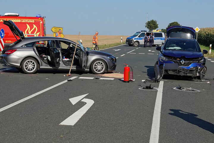 Staatsstraße nach Unfall bei Dresden gesperrt: Sieben Verletzte