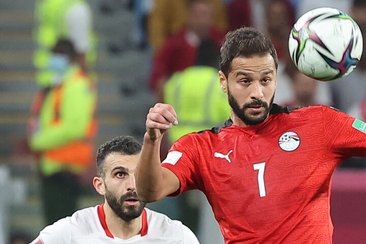 Fußball: Ahmed Refaat, ägyptischer Nationalspieler, bricht auf dem Feld ...