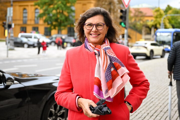 Weit weg von Ehemann Thomas Müller: Lisa Müller macht Politik-Praktikum