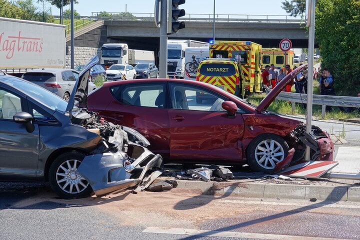Unfall auf Wilschdorfer Landstraße: Seat kollidiert mit Ford bei roter ...