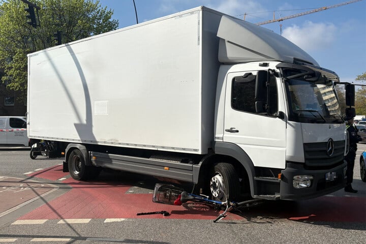 Unfall in Hamburg: Radfahrerin von Lkw erfasst und schwer verletzt