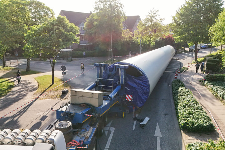 Lkw sorgt für Chaos: 70-Tonnen-Transport kracht gegen Baum
