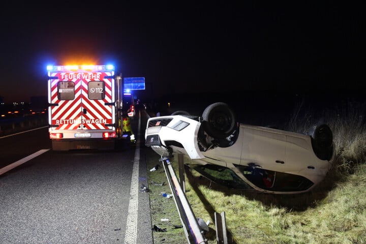 Unfall A14: Seat kracht in Mercedes und überschlägt sich - Schwerer Unfall auf A14 bei Leipzig