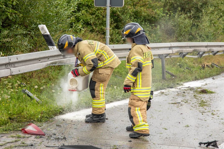 Schwerer Unfall auf der A72 - Hochpreisiger Mercedes kracht in Leitplanke