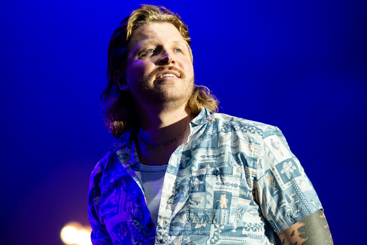 Diese Stimmungskanone stiehlt Finch die Show: Zeigefreudiger Fan im ...