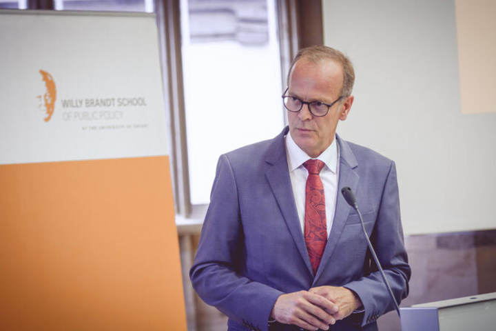 "Wir informieren uns zu Tode": MDR-Moderator Robert Burdy über ...