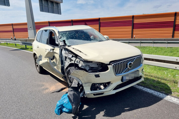 Unfall A4: Volvo und Lkw krachen zusammen