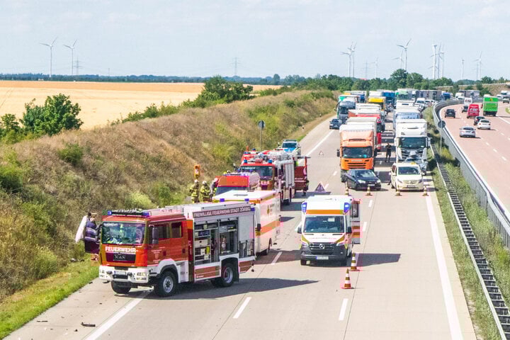Rettungseinsatz nach schwerem Unfall auf der A9 bei Bitterfeld-Wolfen: Drei Verletzte, darunter ...