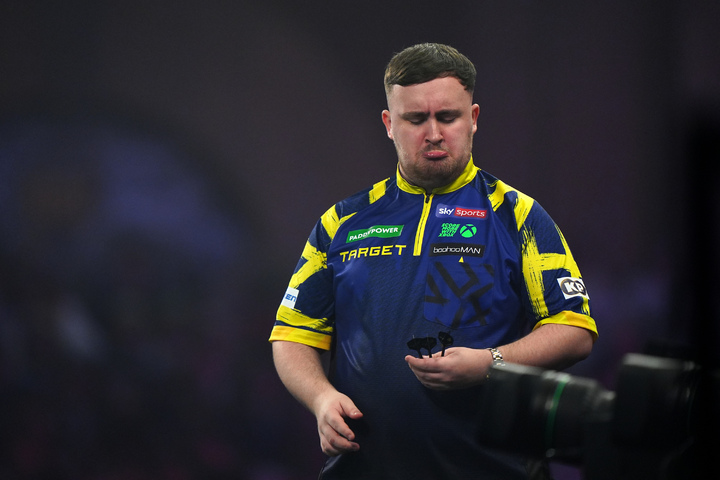 Darts-WM. Luke Littler wirft, plötzlich ist sein Gegner David Davies ...