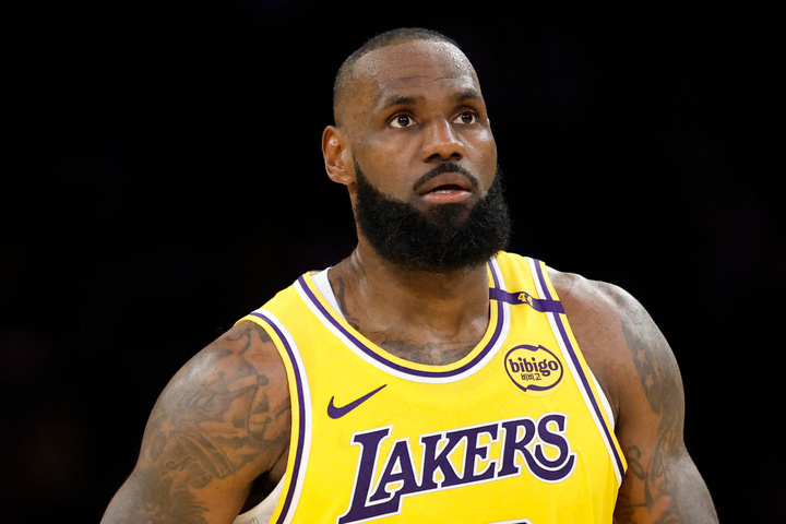 LeBron James makes final call on whether to stay with Lakers