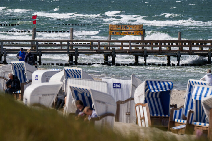 Binz: Mann mit Machete pinkelt am Strand und will Menschen schlagen