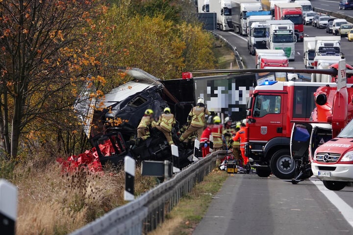 Stau A4: Vollsperrung nach schwerem Lkw-Crash noch bis in die Nacht - Laster-Fahrer schwer verletzt