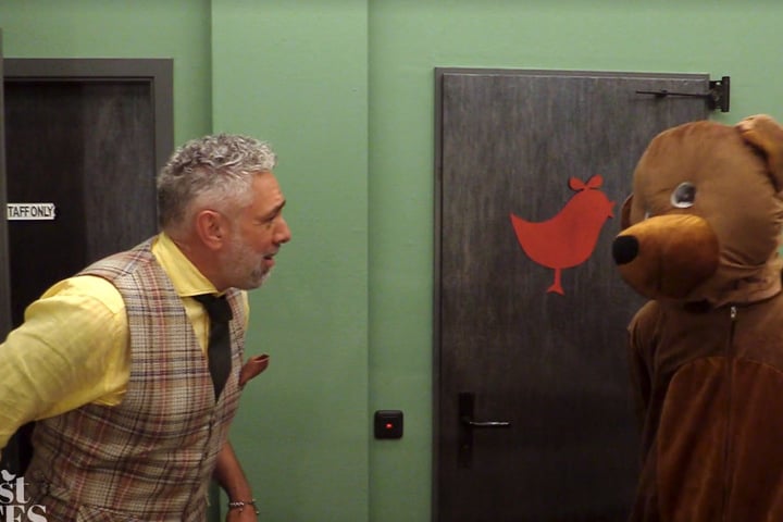 First Dates: Als Alenas Date reinkommt, ist sogar Barkeeper Nic Shanker ...