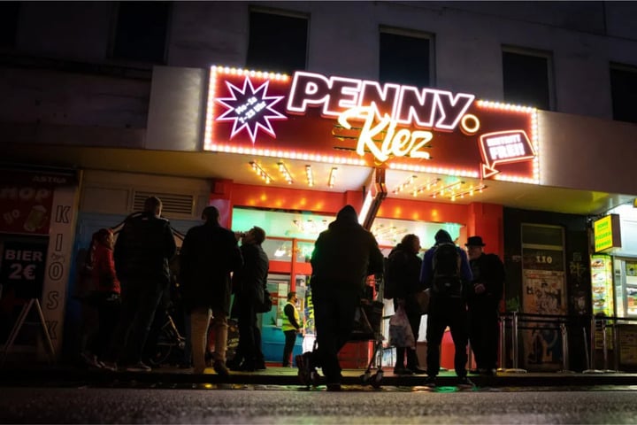 SPIEGEL TV Reportage "Penny Reeperbahn - Menschen mit Geschichte(n)": Chaos, Kiez und Bier für ...