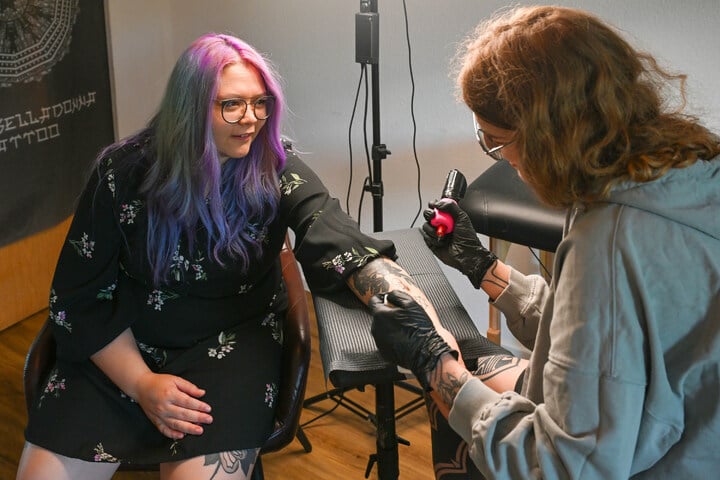 Tattoo für das Leben: Organspendebewusstsein durch "Opt.Ink"-Symbol