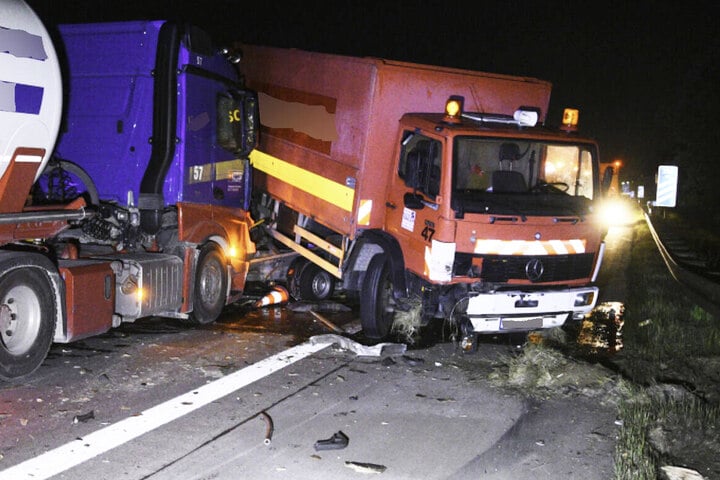 Unfall A6: Lkw kracht auf Autobahn in Baustellenfahrzeug