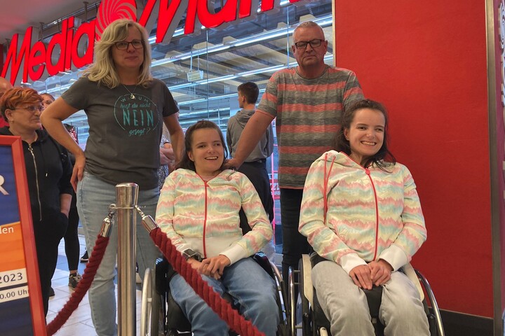 Schlange stehen für Roland Kaiser: Fans stürmen Autogrammstunde im Elbepark