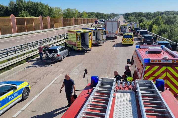 Unfall A9 - Doppelte Vollsperrung auf A9 bei Leipzig: Acht Fahrzeuge verwickelt, vier Polizisten ...