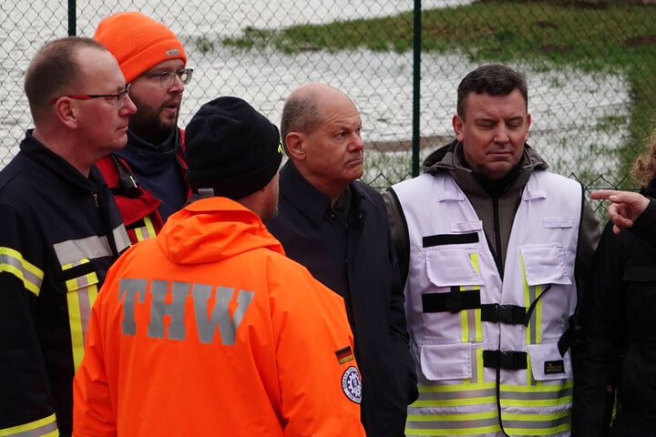 Ungemütlicher Empfang für Olaf Scholz im Hochwassergebiet in Sangerhausen