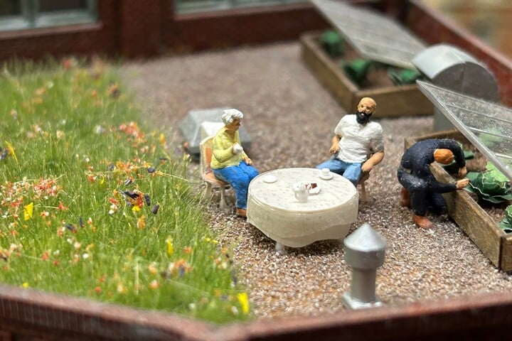 Von TikTok zur Dachterrasse: Oma Lotti und Rashid verewigt in Miniatur