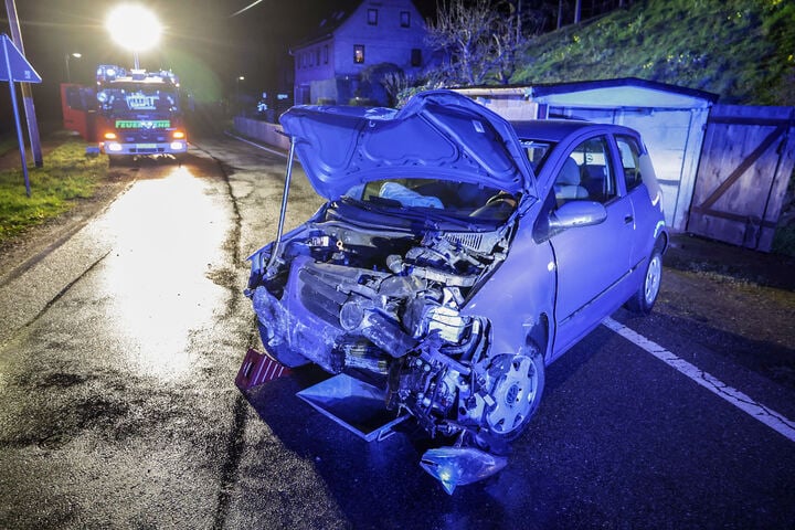 Unfall in Hermsdorf: VW kracht in Garagenwand
