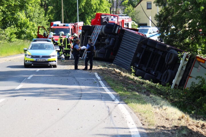 B169 bei Gersdorf: Vollsperrung nach Lkw-Unfall auf Bundesstraße