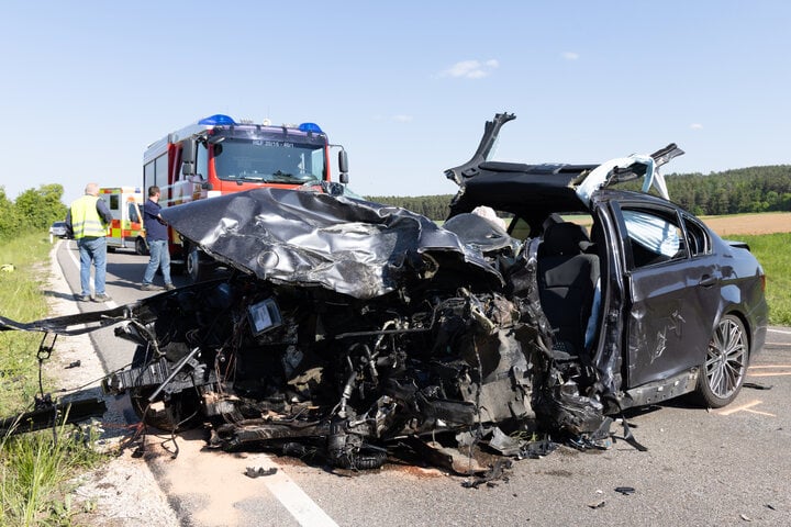 Unfall auf ST2222 bei Pleinfeld: Motorblöcke bei Horror-Crash aus Autos ...