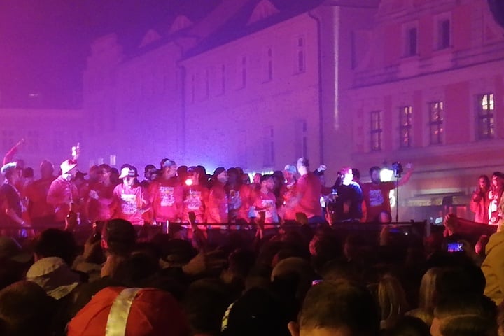 Energie Cottbus feiert den Aufstieg: Fans singen: "Pele hat gesagt, wir ...