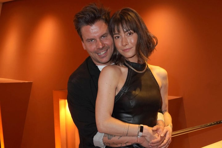 Sixpack und Bikini: Welche Promi-Influencerin liegt denn da im Gebüsch?