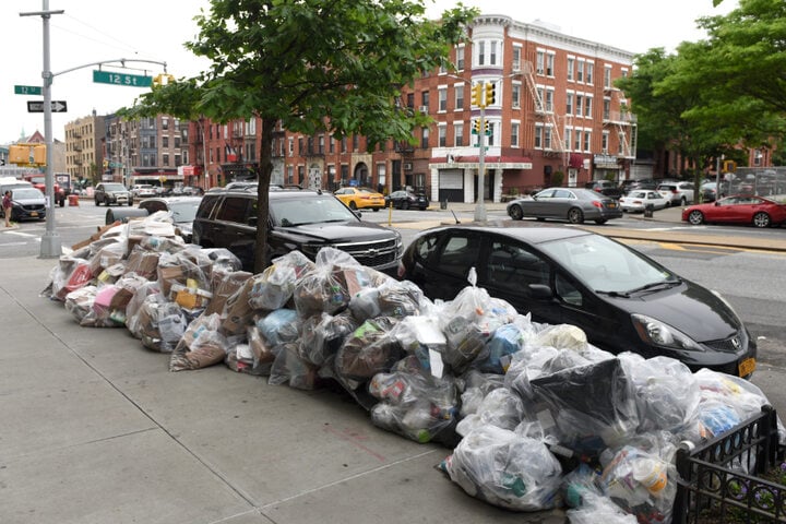 Abfall-Albtraum: In dieser Stadt stapeln sich Berge voller Müll