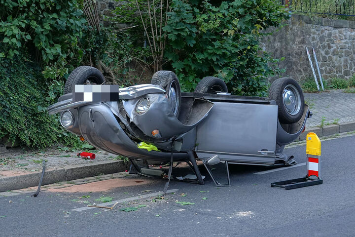 Unfall mit Oldtimer! Cabrio-Fahrer kommt von Straße ab und überschlägt sich