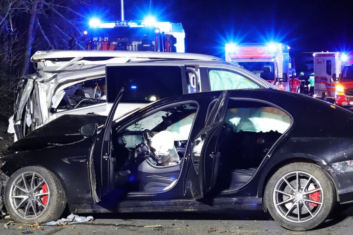 A67: Autobahn-Crash mit vier Verletzten und zwei vermissten Hunden