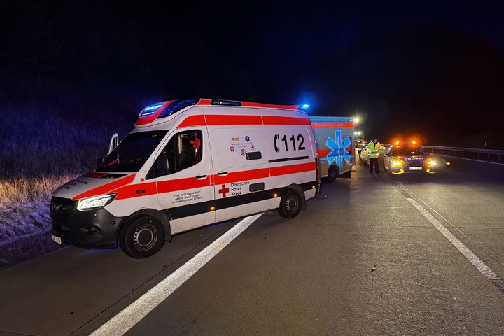 Unfallserie mit Vollsperrung auf A9: Zwei Autos und ein Lkw involviert